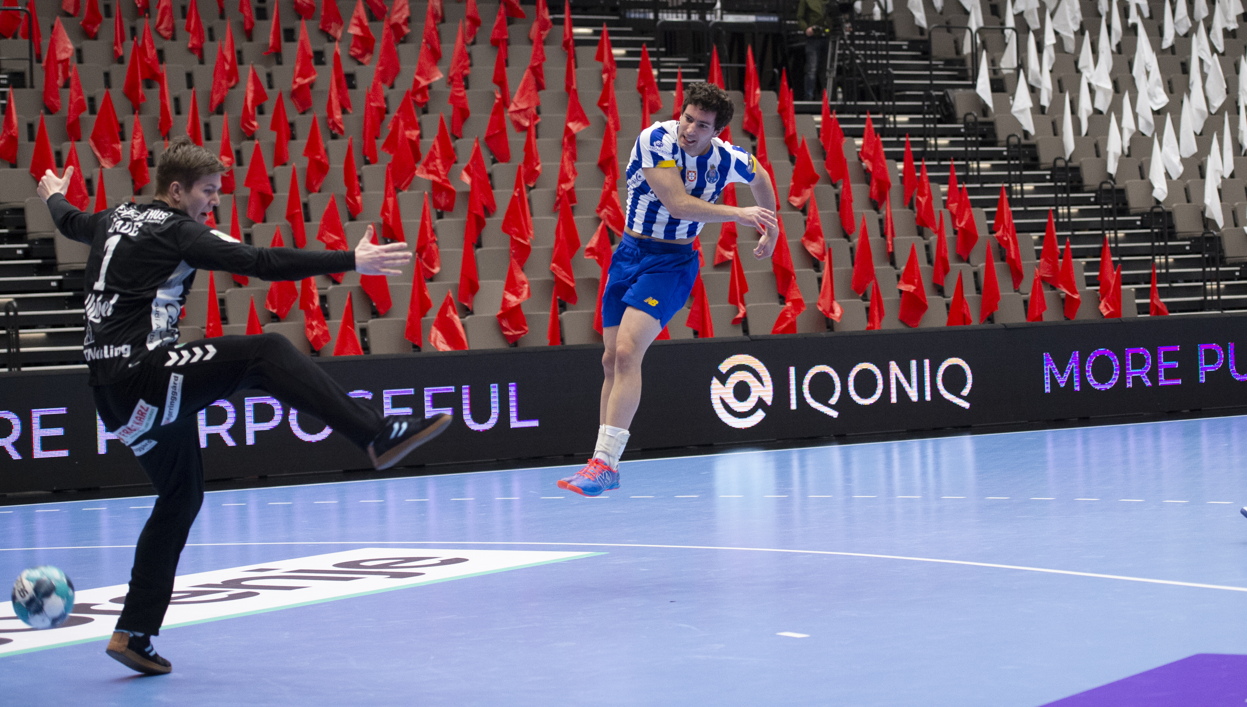 Aalborg hold their nerve to reach first quarter-final