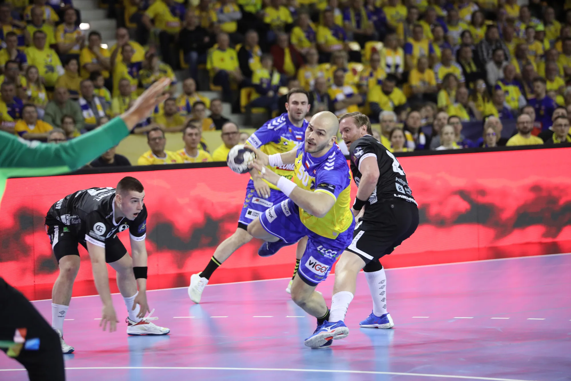 Kielce remain Barça’s closest rivals
