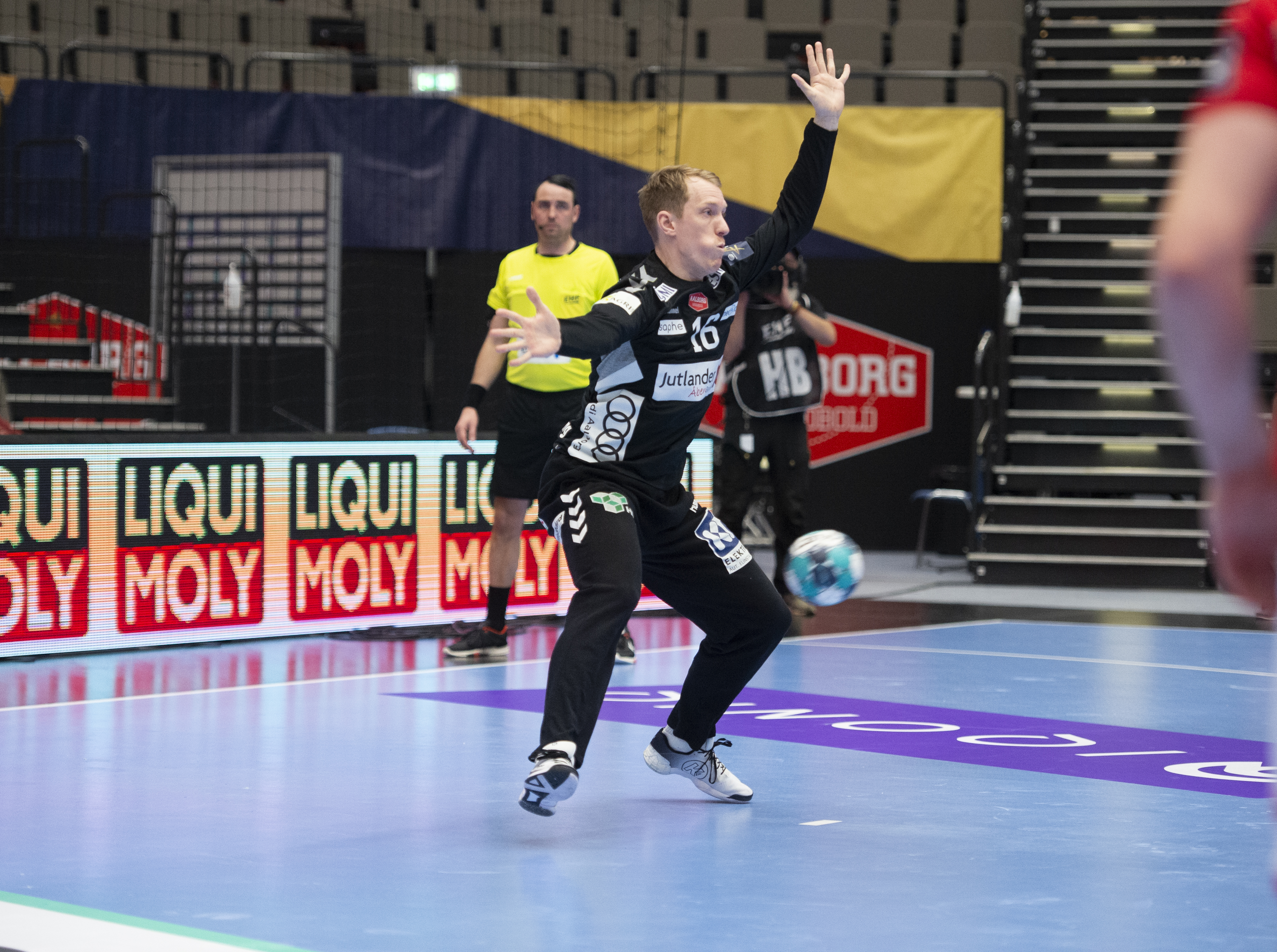 Aalborg hold their nerve to reach first quarter-final