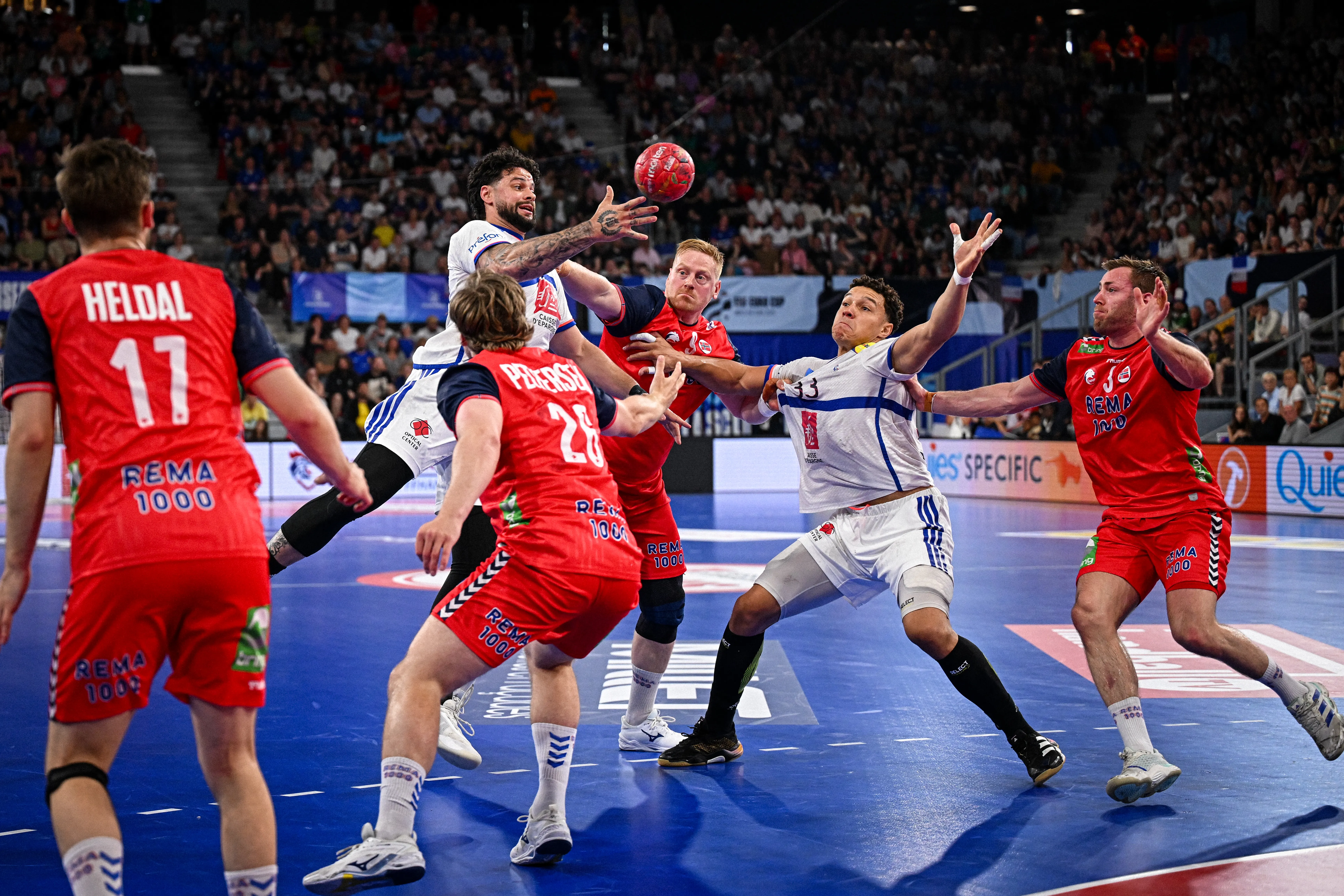 France end undefeated; Sweden take away win in Denmark
