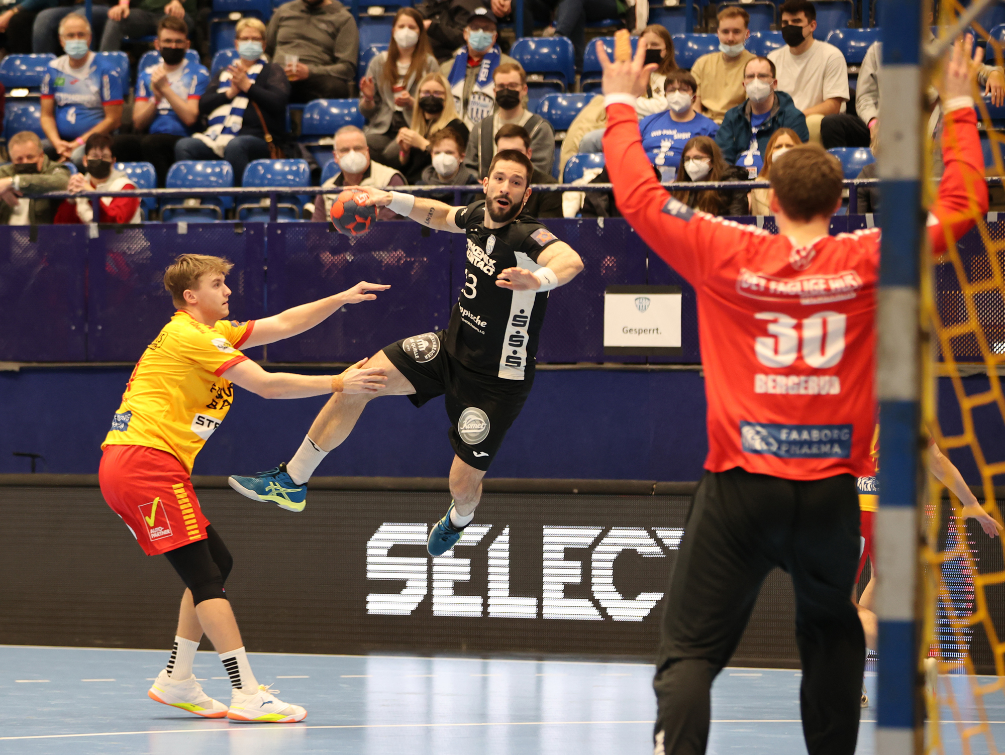 Lemgo’s win keep suspense for first spot open