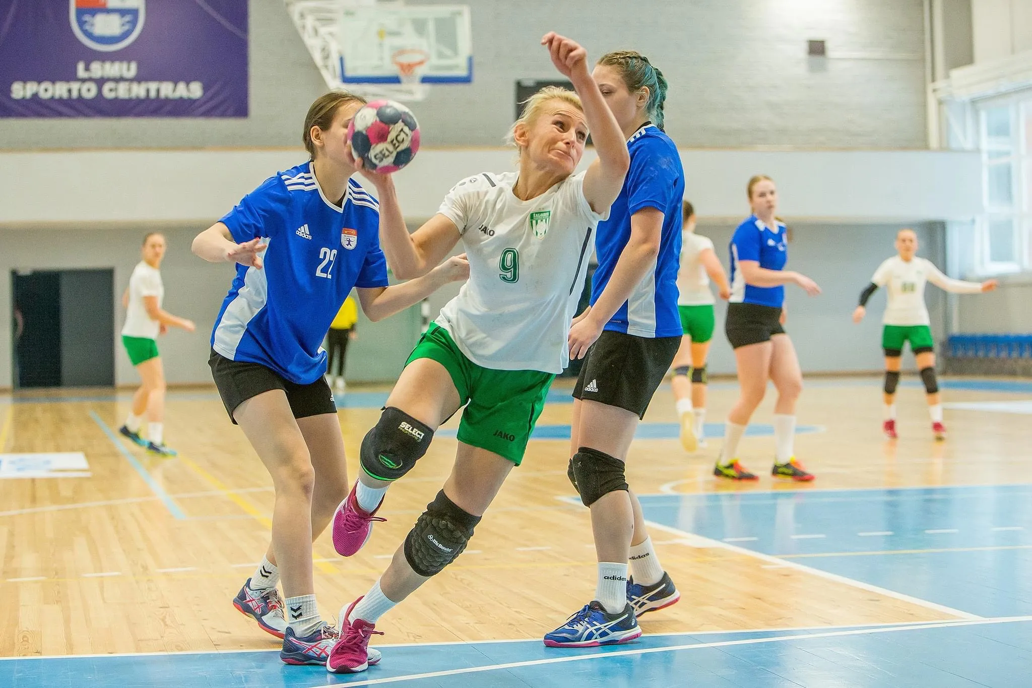 Saving lives and scoring goals, the life of a handball superhero